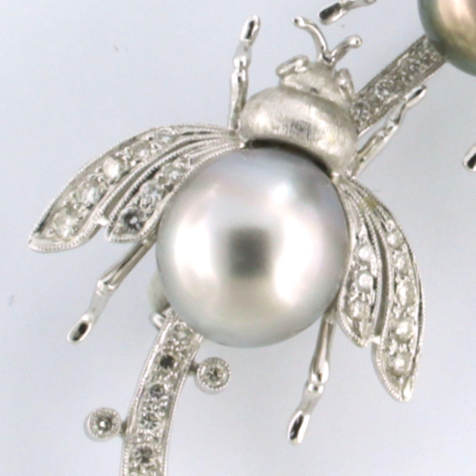 Brooche Two Bees Pearl Diamond 18k white gold For Sale at 1stDibs