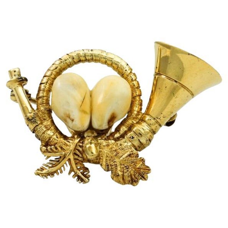 Brosche 'Jagdhorn' with Grandeln For Sale at 1stDibs
