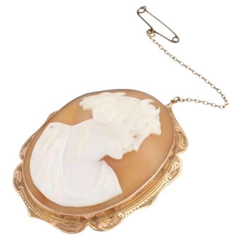 Ilias Lalaounis Brosche with Emerald Cabochon For Sale at 1stDibs