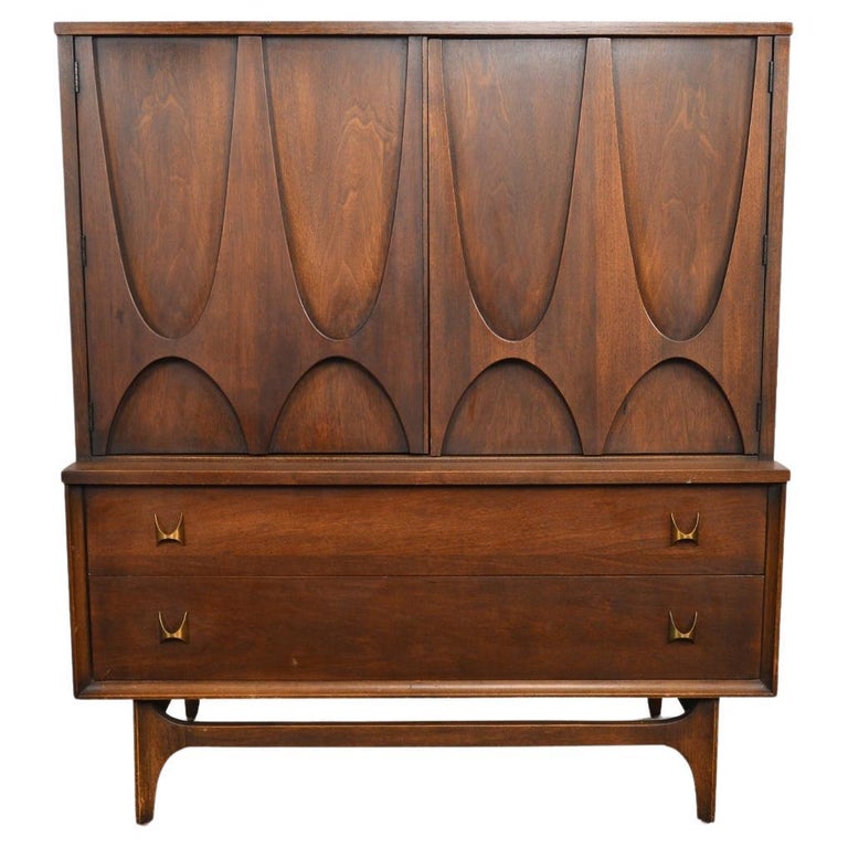 Commode haute Broyhill Brasilia pour homme en noyer - En vente sur 1stDibs