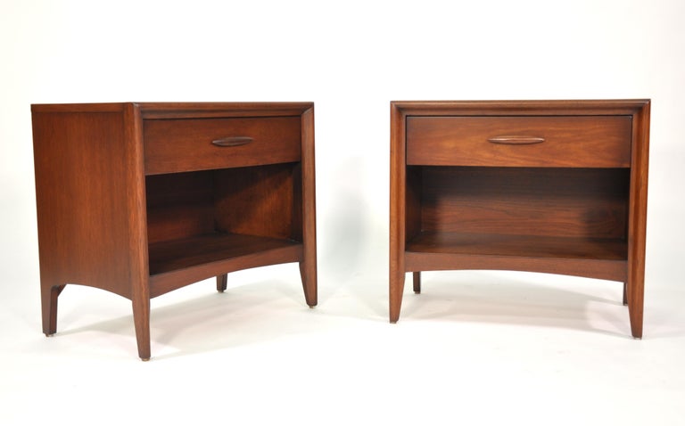 Broyhill Emphasis Walnut Bedroom Set For Sale at 1stDibs