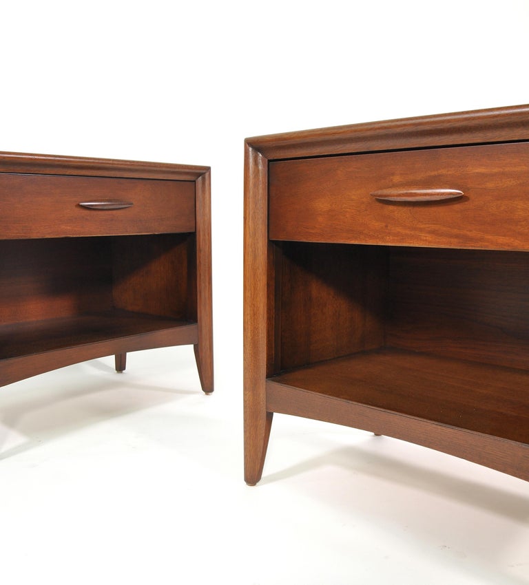 Broyhill Emphasis Walnut Bedroom Set For Sale at 1stDibs