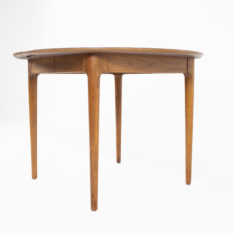 Broyhill Style Mid Century Round Laminate Dining Table For Sale at 1stDibs