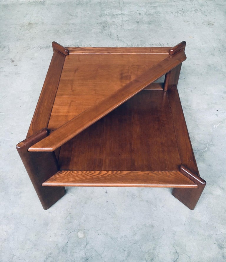 Table basse d'angle à deux niveaux au design brutaliste, France, années ...