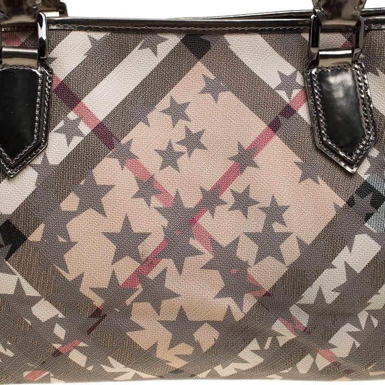 Burberry Beige/Grey Nova Check Vinyl Nickie Stars Tote For Sale at 1stDibs