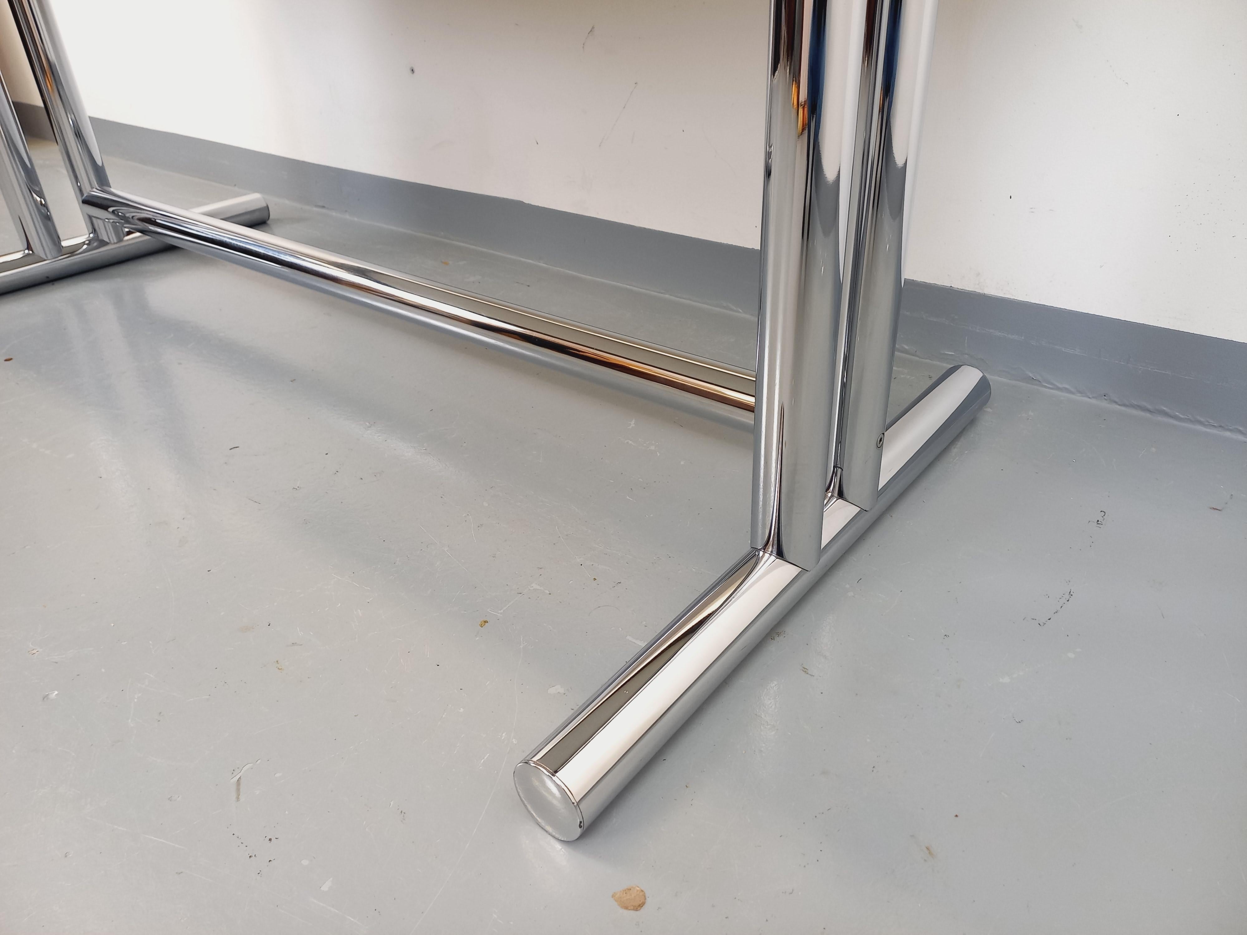 Bureau vintage en bois de noyer et métal chromé des années 70 For Sale ...