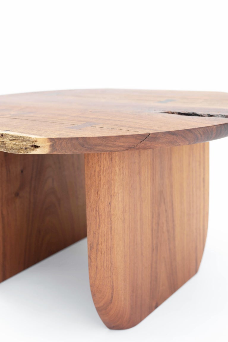 Table basse moderne et organique en bois de noyer des Caraïbes En vente ...