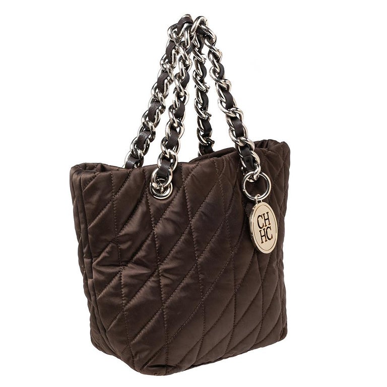 Carolina Herrera Braune gesteppte Nylon-Tasche mit Kette im Angebot bei ...