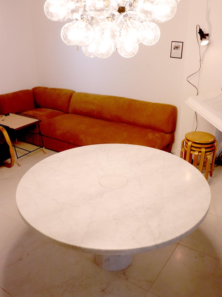 Carrara marble round dining / centre table in the manner of Angelo ...