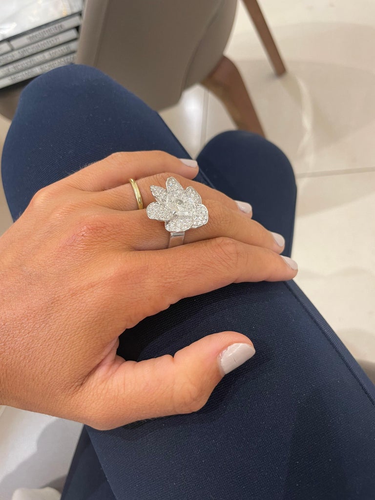 Carrera Y Carrera 18KT White Gold 1.94Ct. Diamond Gardenia Flower Ring For Sale at 1stDibs