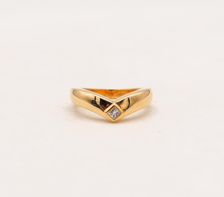 Cartier Paris Contemporary V Shaped Ring in 18Kt Yellow Gold with VS ...