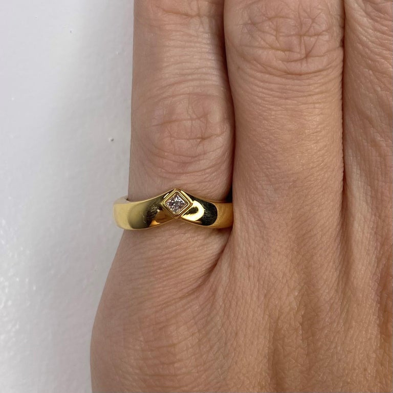 Cartier Paris Contemporary V Shaped Ring in 18Kt Yellow Gold with VS ...