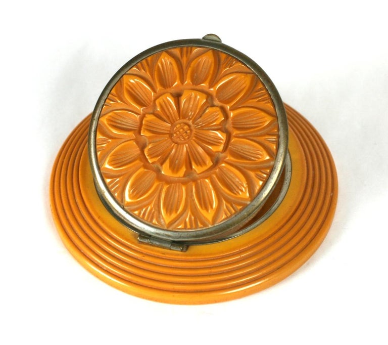 Carved Bakelite Art Deco Compact For Sale at 1stDibs