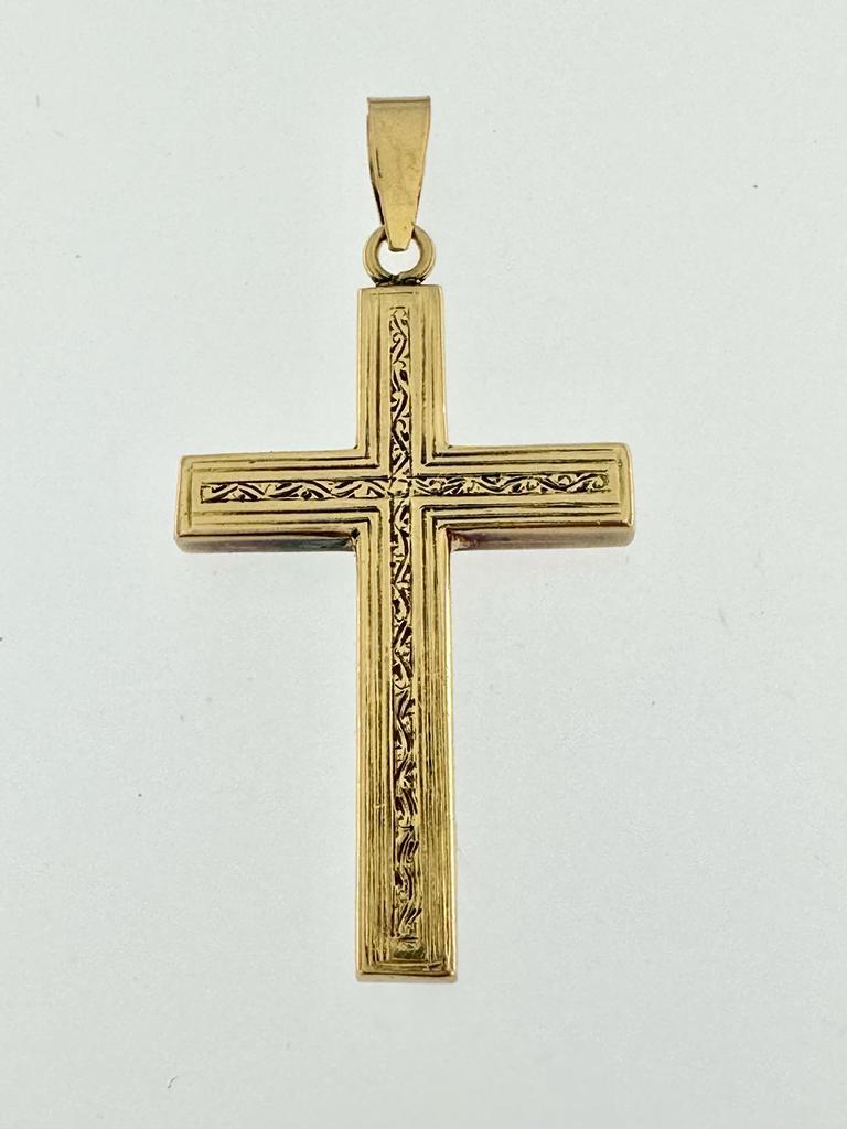 Carved Italian Vintage Cross in 18kt Gold For Sale at 1stDibs