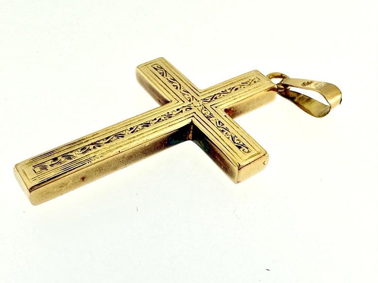 Carved Italian Vintage Cross in 18kt Gold For Sale at 1stDibs