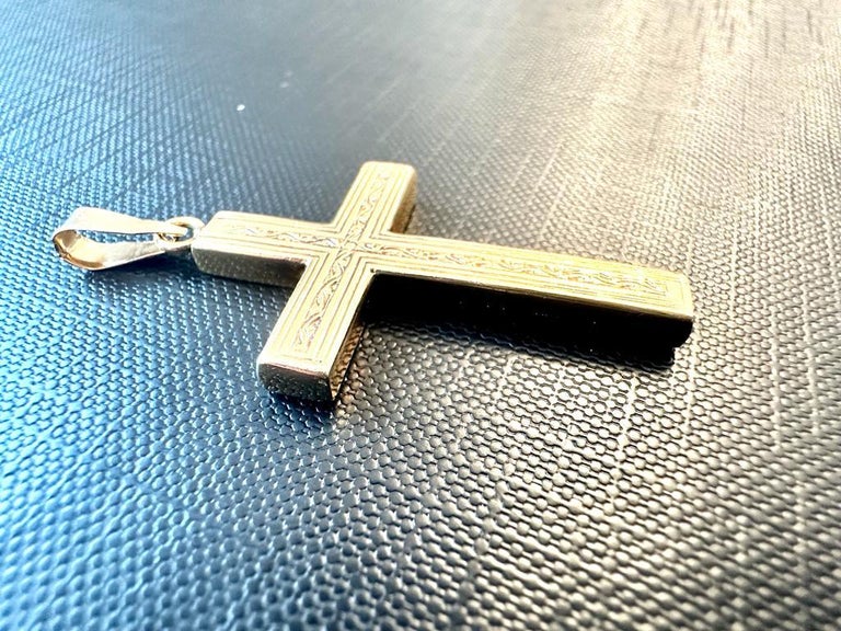 Carved Italian Vintage Cross in 18kt Gold For Sale at 1stDibs