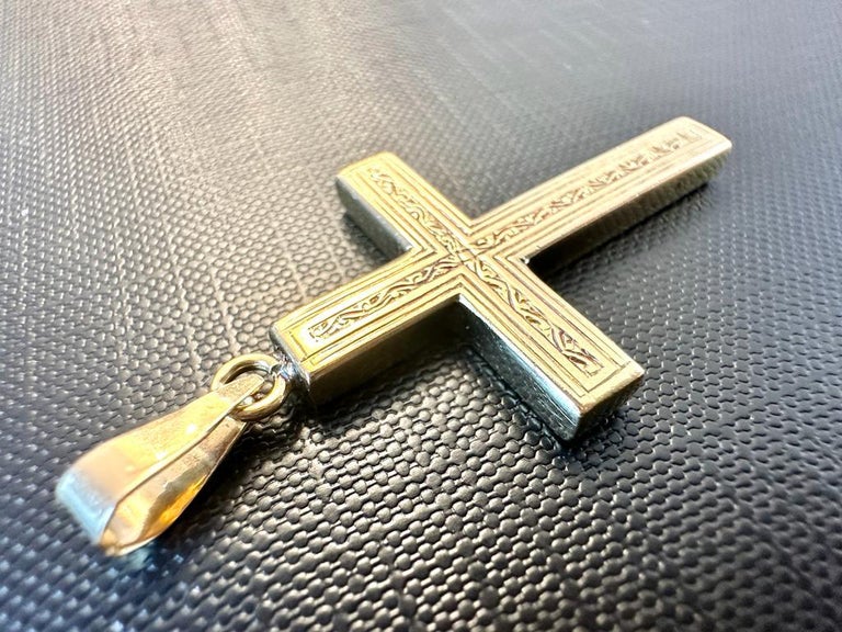 Carved Italian Vintage Cross in 18kt Gold For Sale at 1stDibs