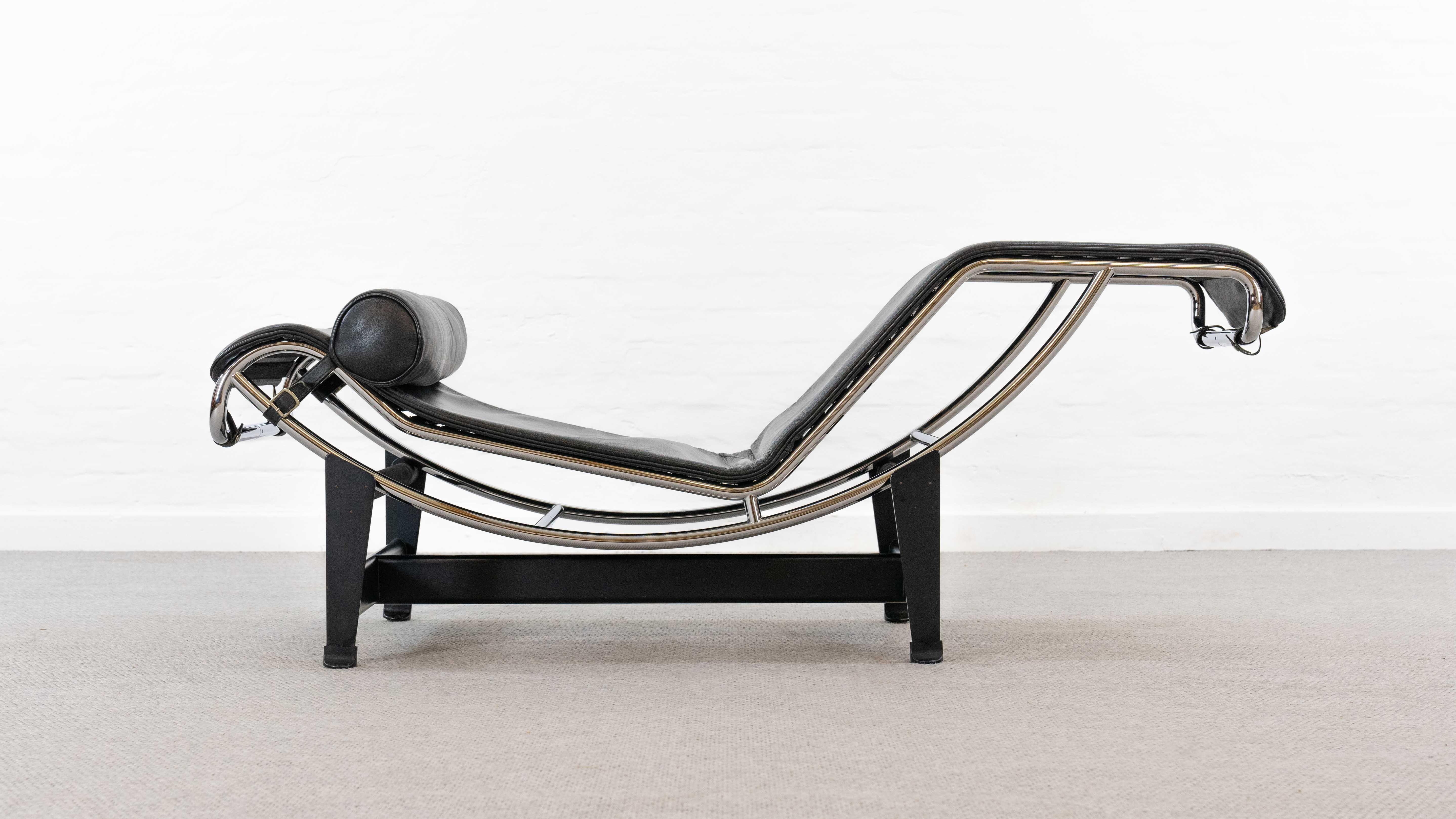 Cassina LC4 Chaiselongue by Le Corbusier and Charlotte Perriand in ...
