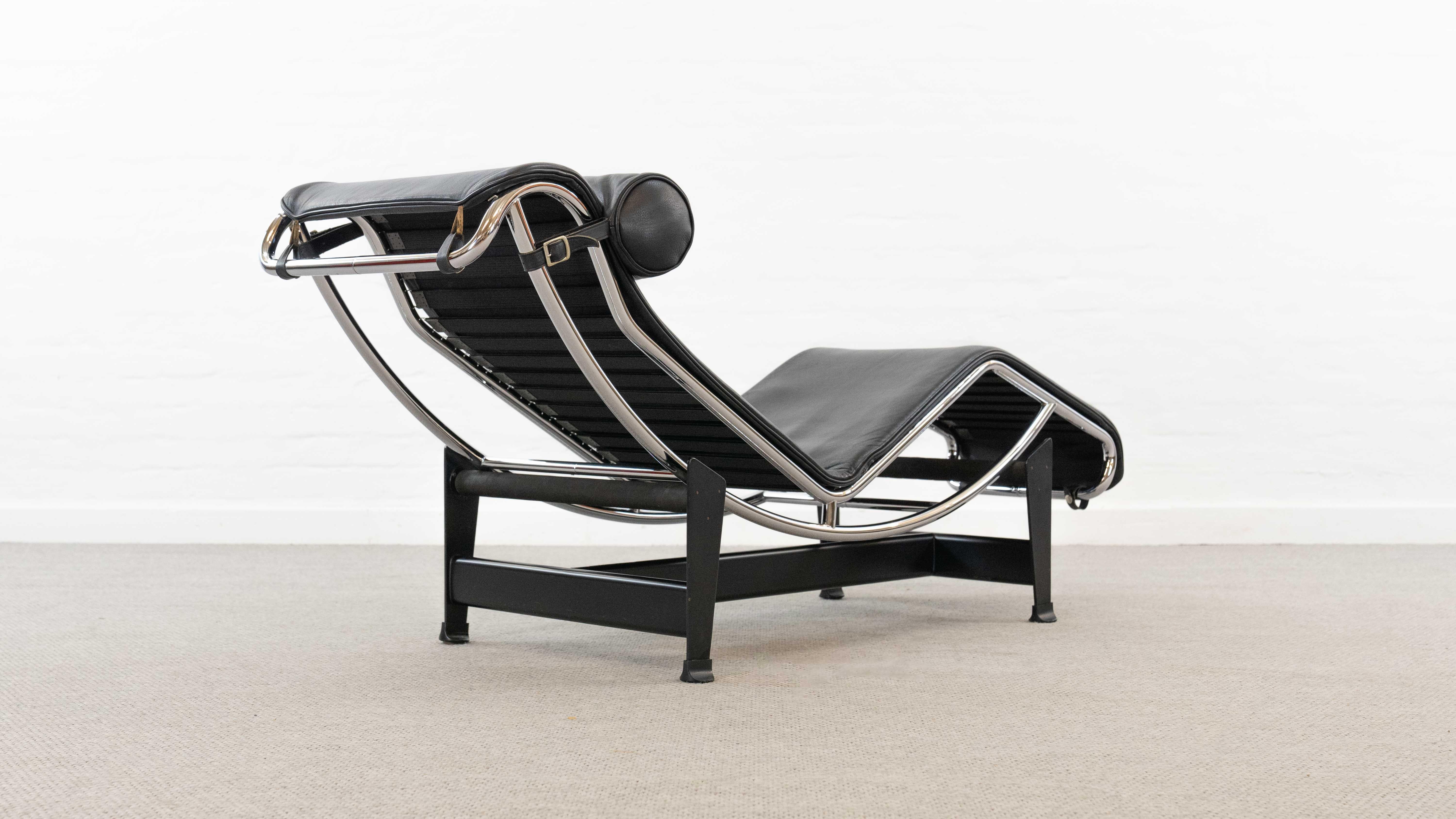 Cassina LC4 Chaiselongue by Le Corbusier and Charlotte Perriand in ...