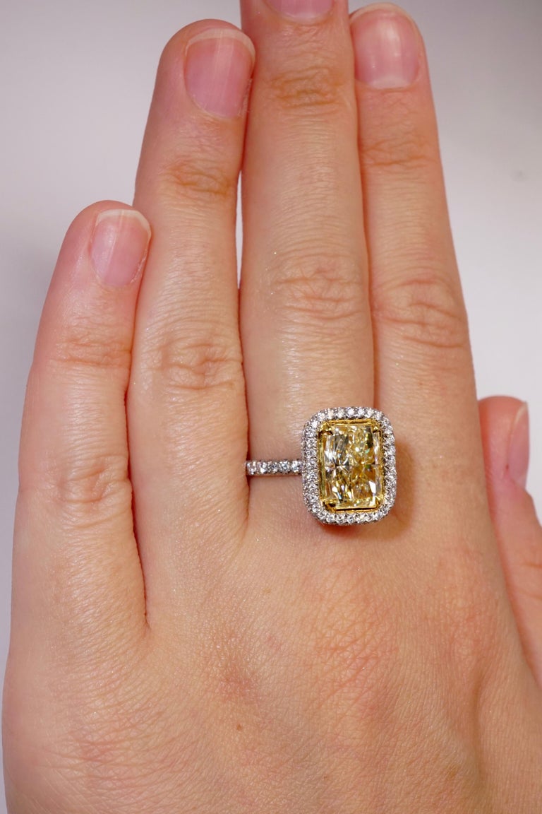 Certified 2.67 Carat Fancy Light Yellow Radiant Diamond Engagement Ring For Sale at 1stDibs