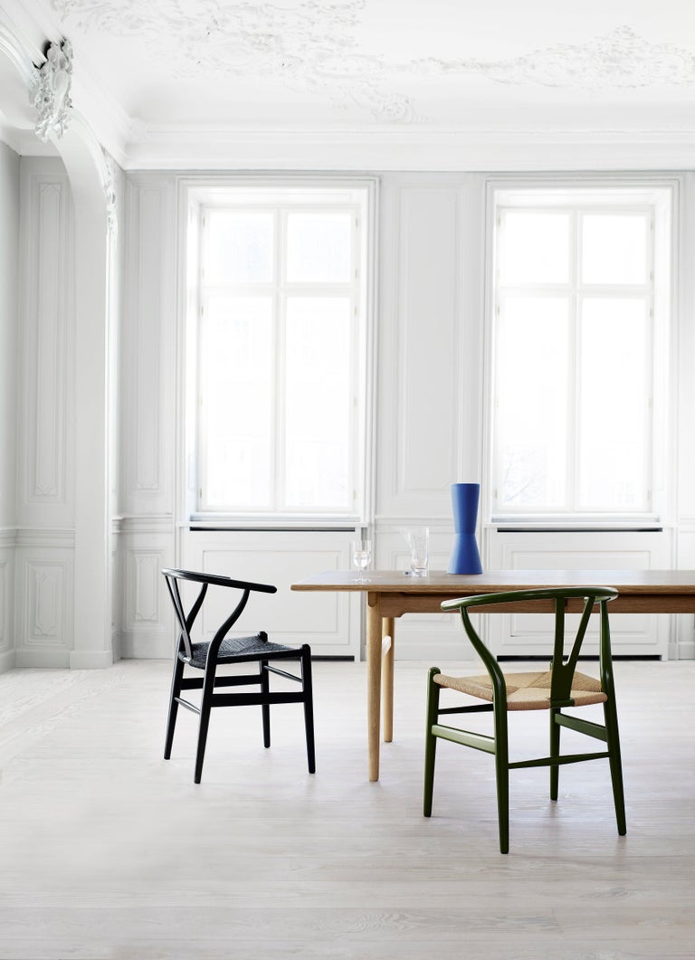 CH24 Wishbone Chair in Oak Smoked Stain with Black Papercord by Hans J ...