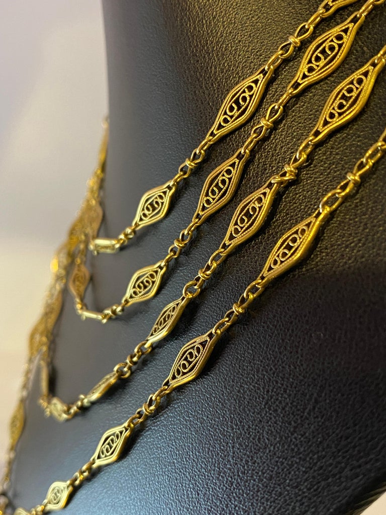 Chaine collier “ sautoir ” en or 18 Carats à mailles filigranes vers ...