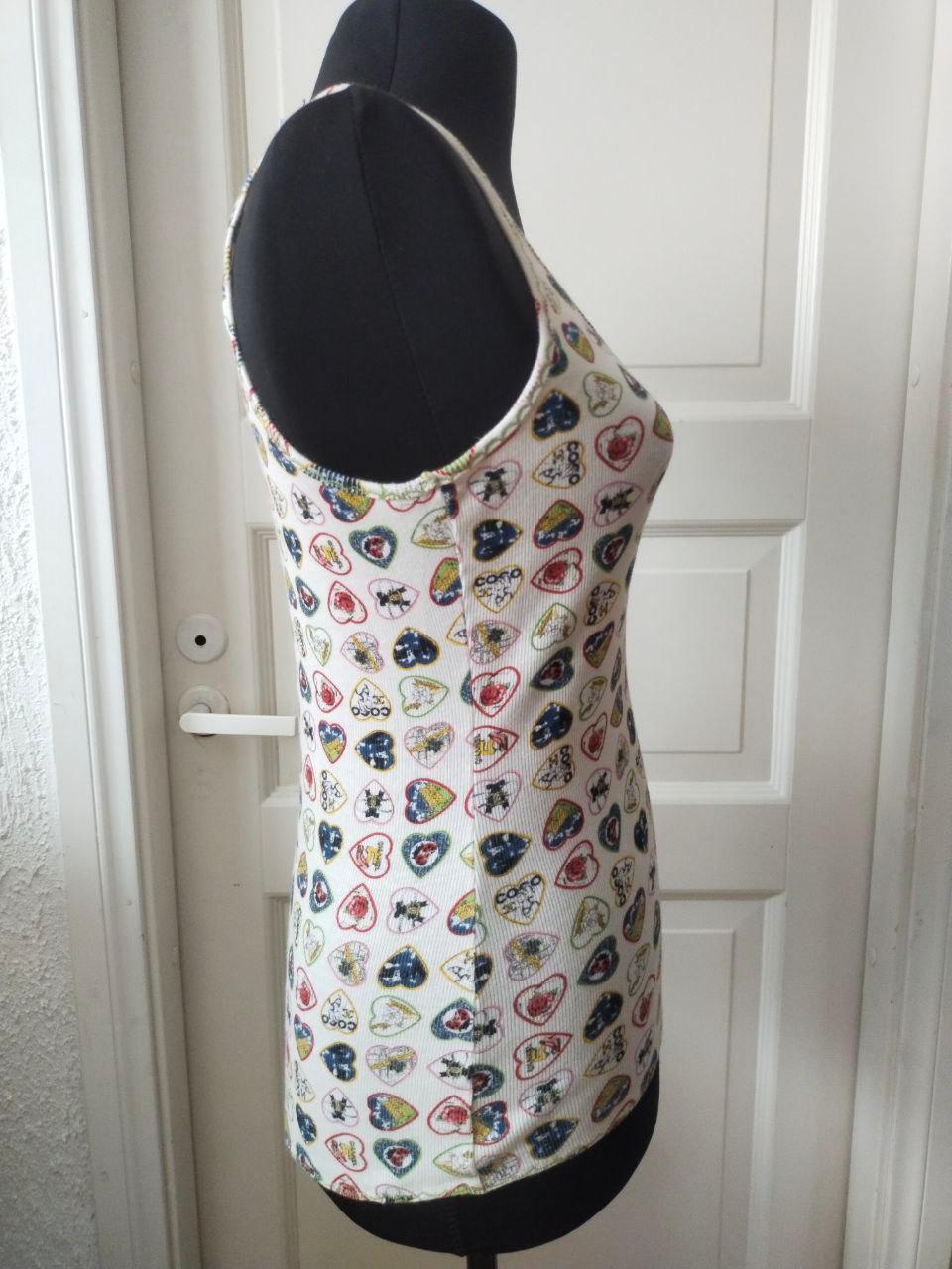 Chanel 06P 2006 Valentines heart Charms logo print top Kim Jennie ...