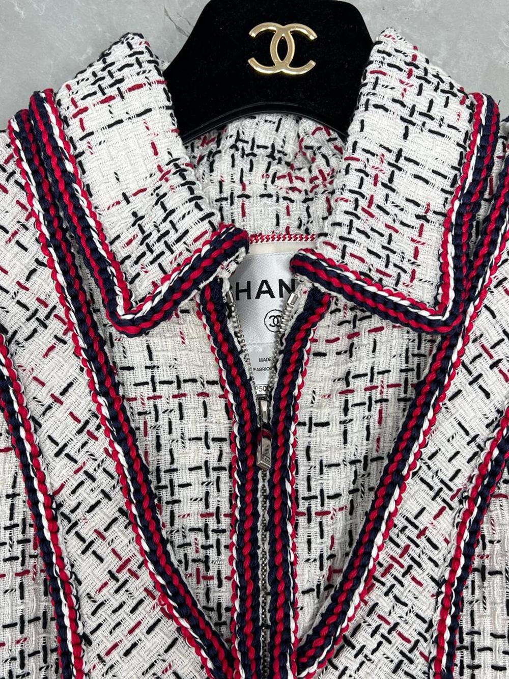 Chanel 13K$ Elegant White Tweed Suit with CC Buttons For Sale at 1stDibs