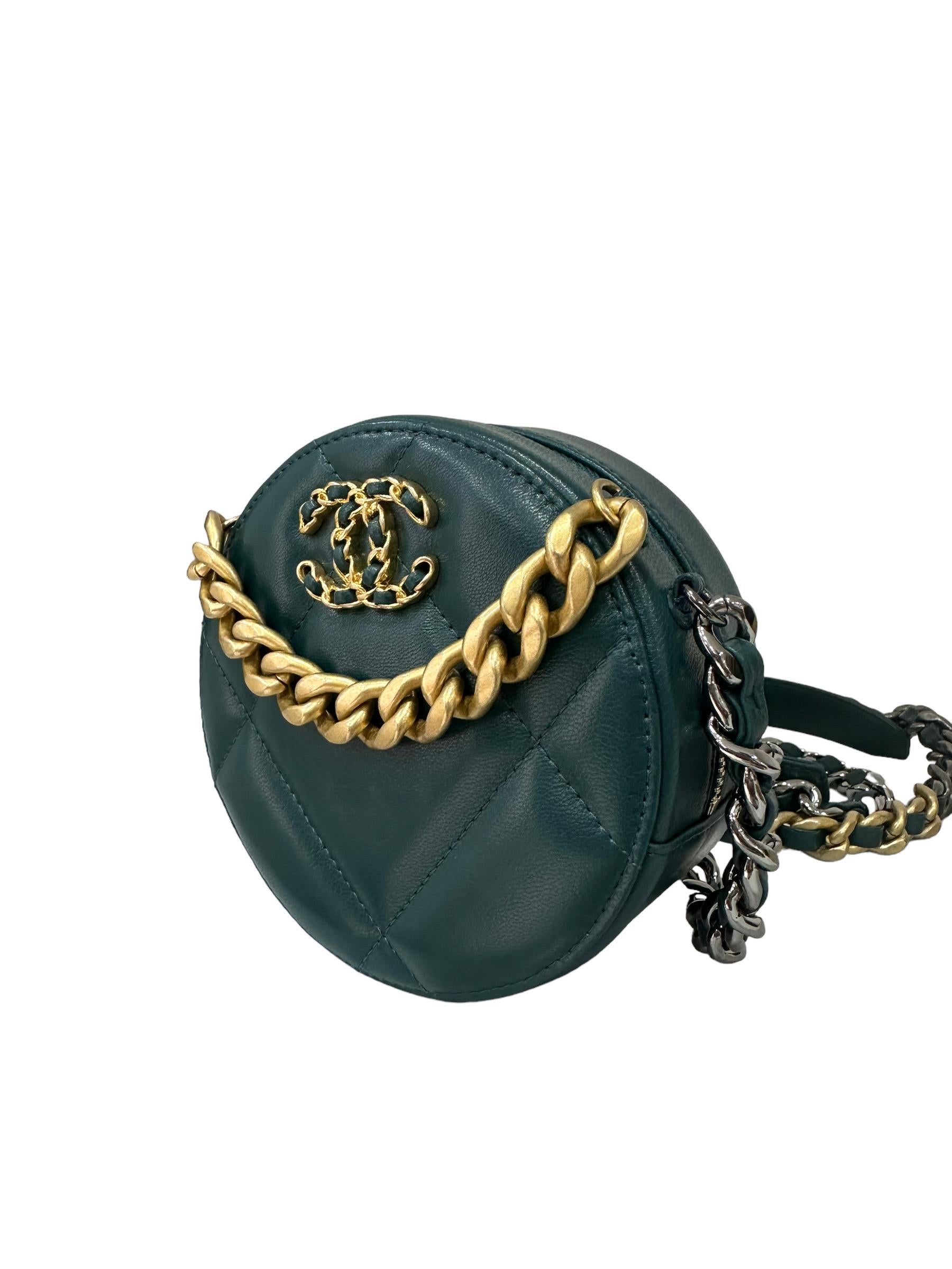Chanel 19 Round Verde Bottiglia 2021 For Sale at 1stDibs