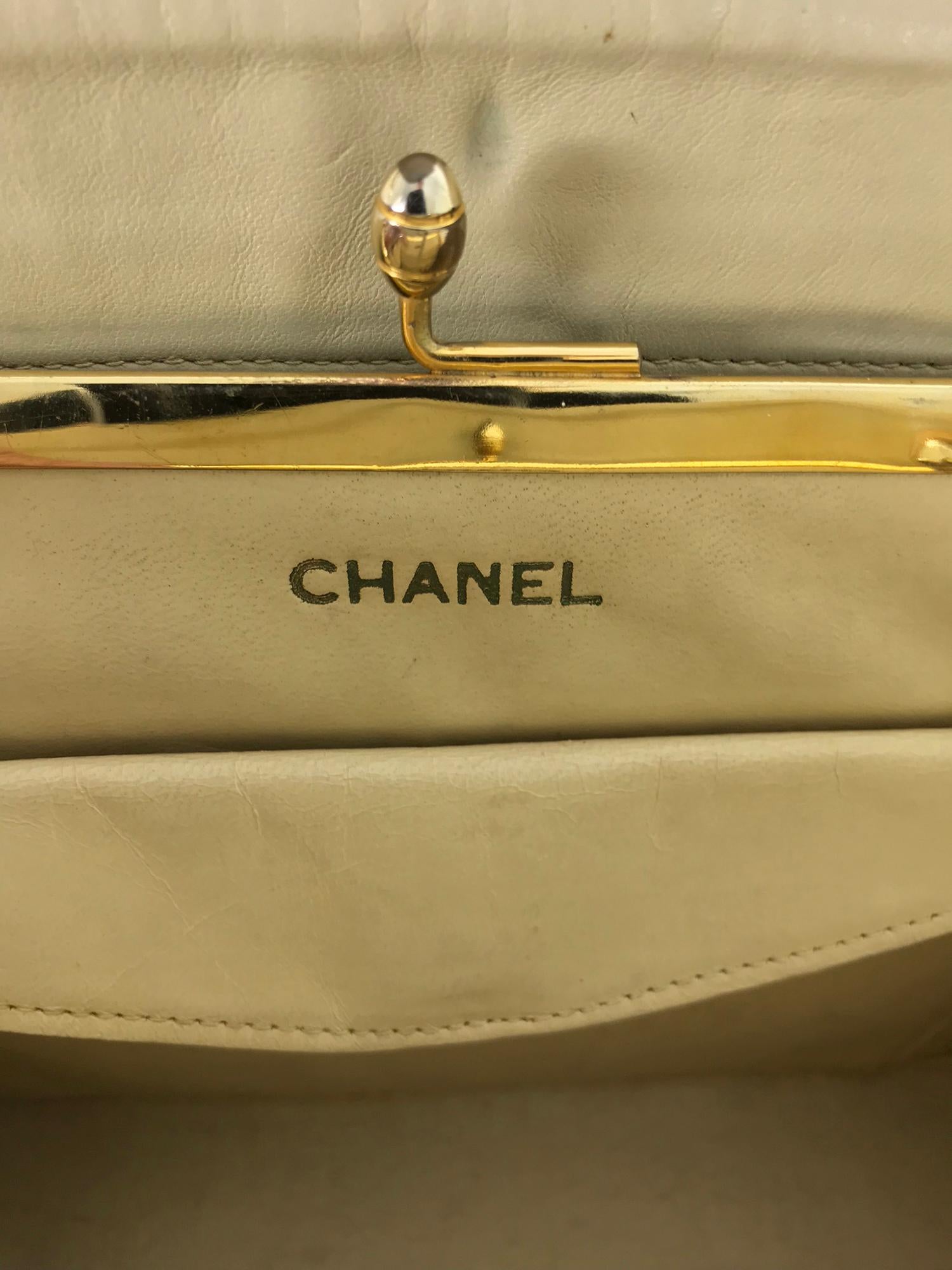 Chanel 1980s Ivory Chevron Kiss Lock Center Chain Handle Bag For Sale ...
