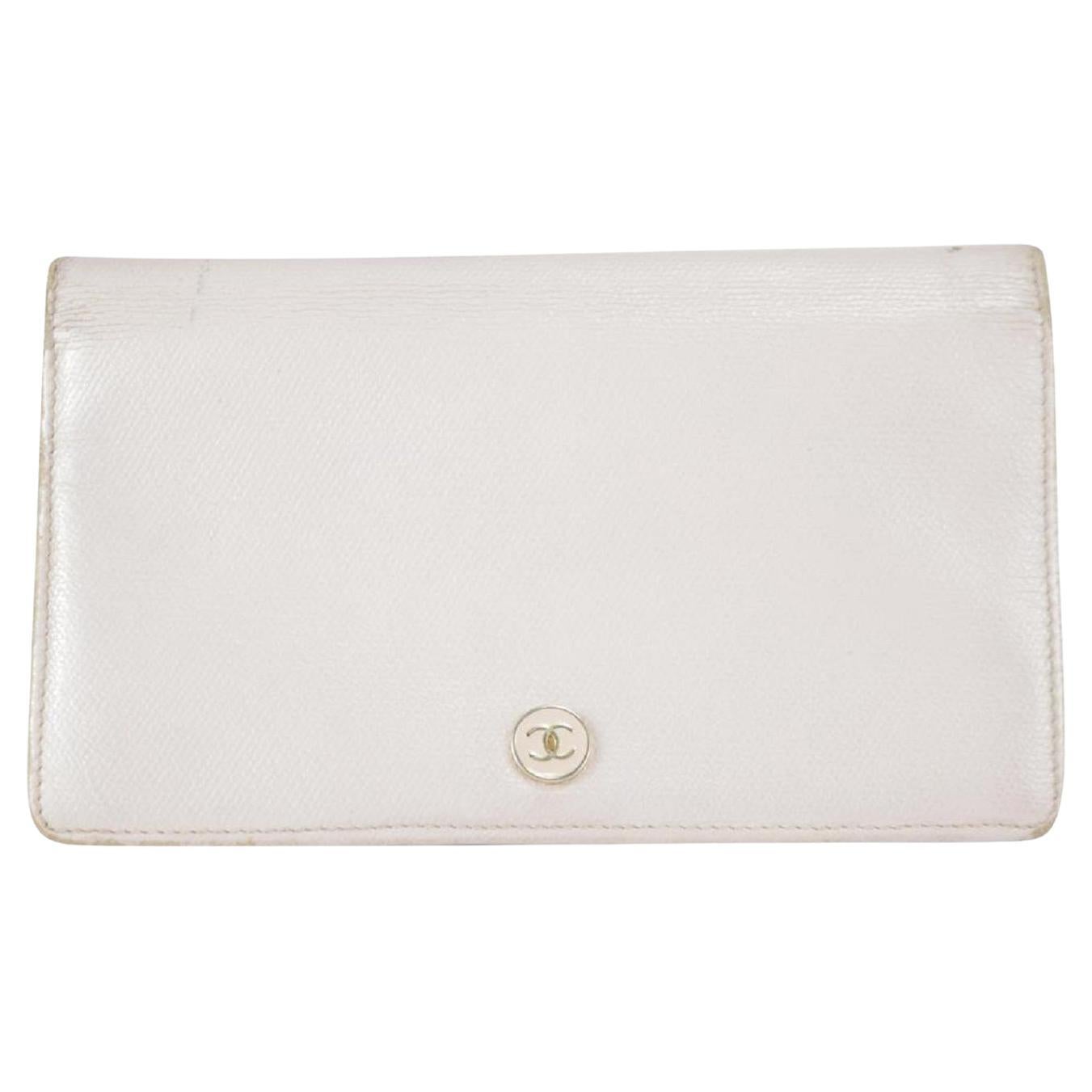Chanel Pearl White Pebbled Leather Compact Wallet For Sale at 1stDibs