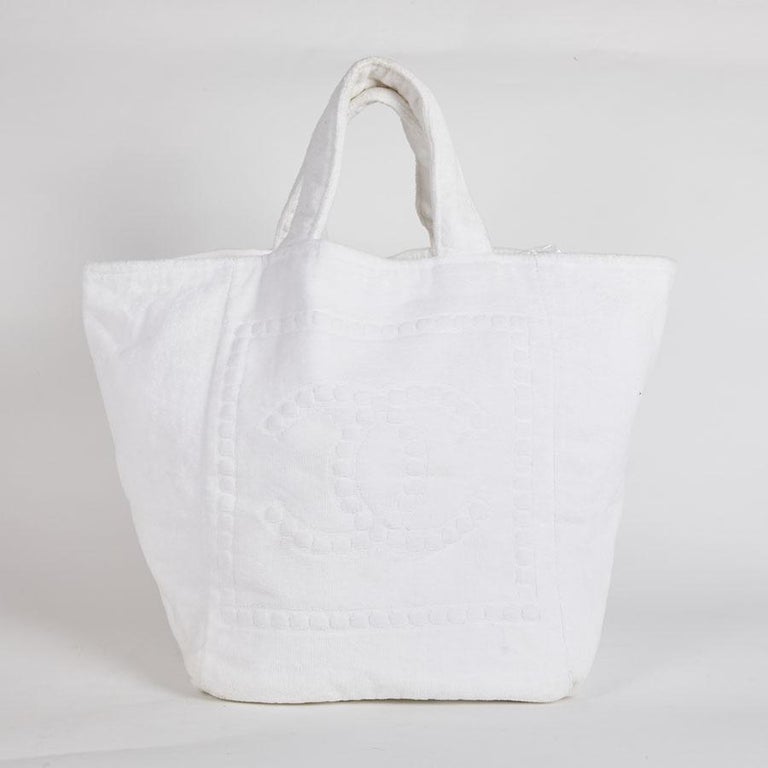 CHANEL Beach Bag in White Sponge Fabric at 1stDibs | white beach bag ...