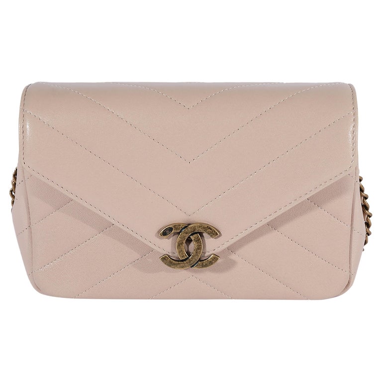 Chanel - Mini sac à rabat enveloppe Coco en cuir à chevrons beige - En ...