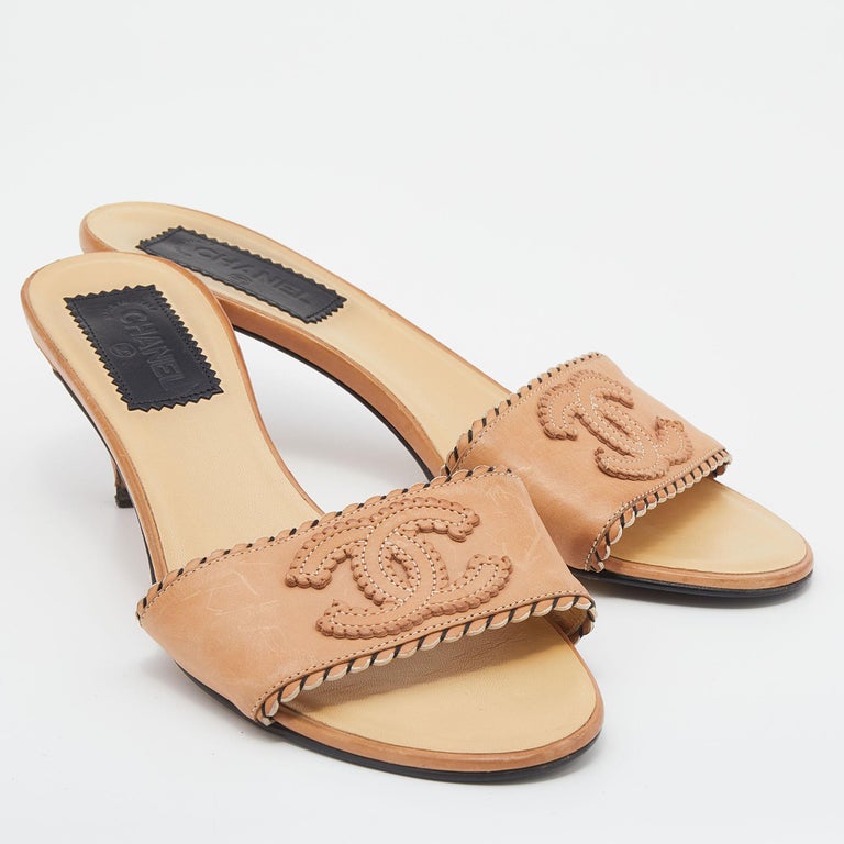 Chanel Beige Leather CC Logo Slide Sandals Size 38.5 For Sale at 1stDibs