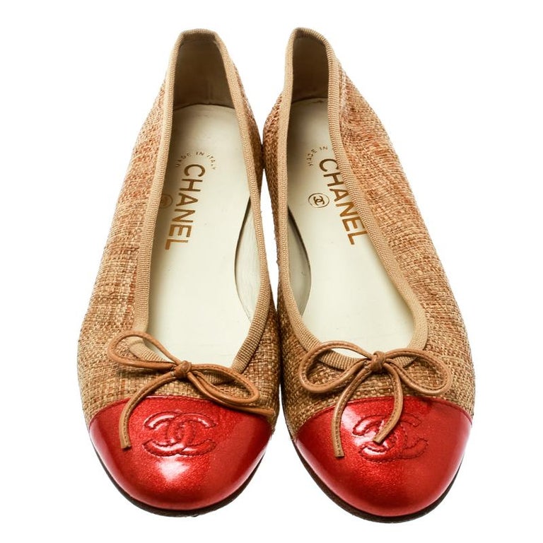 Chanel Beige Raffia With Red Patent Leather CC Cap Toe Ballet Flats Size 37 For Sale at 1stDibs