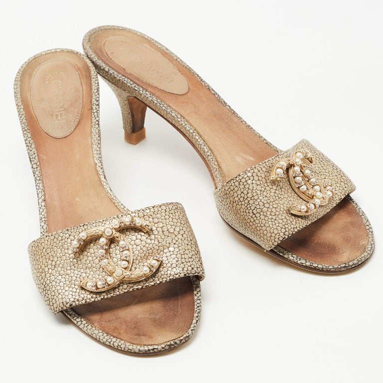 Chanel Beige Texture Leather CC Slide Sandals Size 38 For Sale at 1stDibs