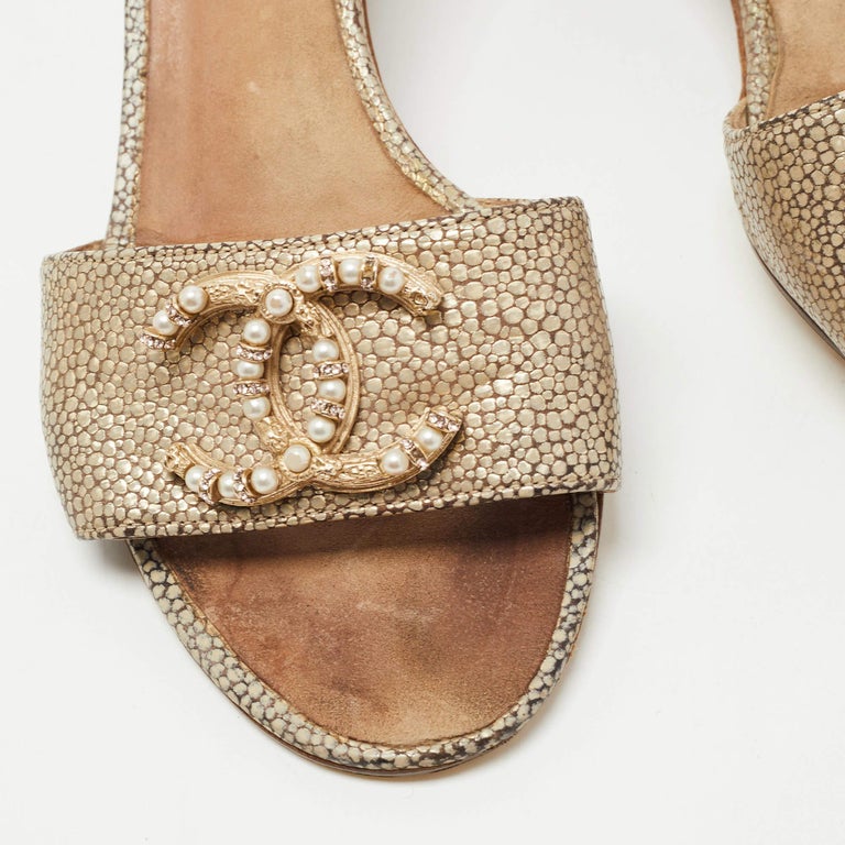 Chanel Beige Texture Leather CC Slide Sandals Size 38 For Sale at 1stDibs