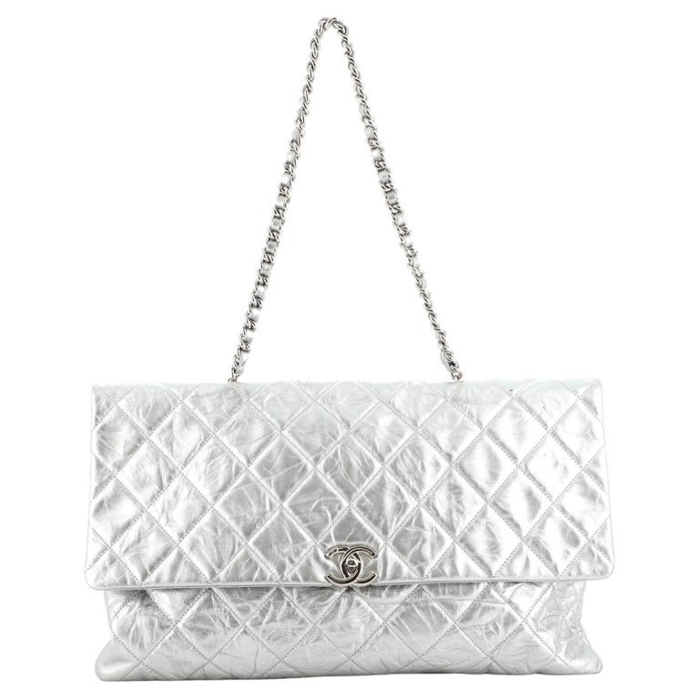 Chanel - Grand sac à rabat en cuir de veau froissé métallique matelassé ...