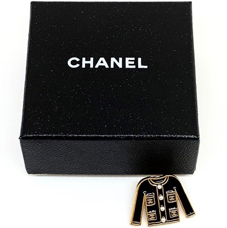 CHANEL black enamel jacket Pin's For Sale at 1stDibs