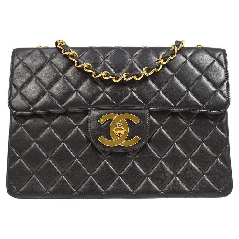 CHANEL Grand sac bandoulire rabat Jumbo CC en cuir d'agneau noir et or ...