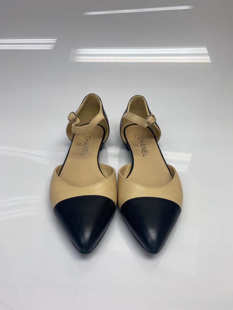 Ballerines à bout pointu en cuir noir nude Chanel, Taille 38 sur 1stDibs