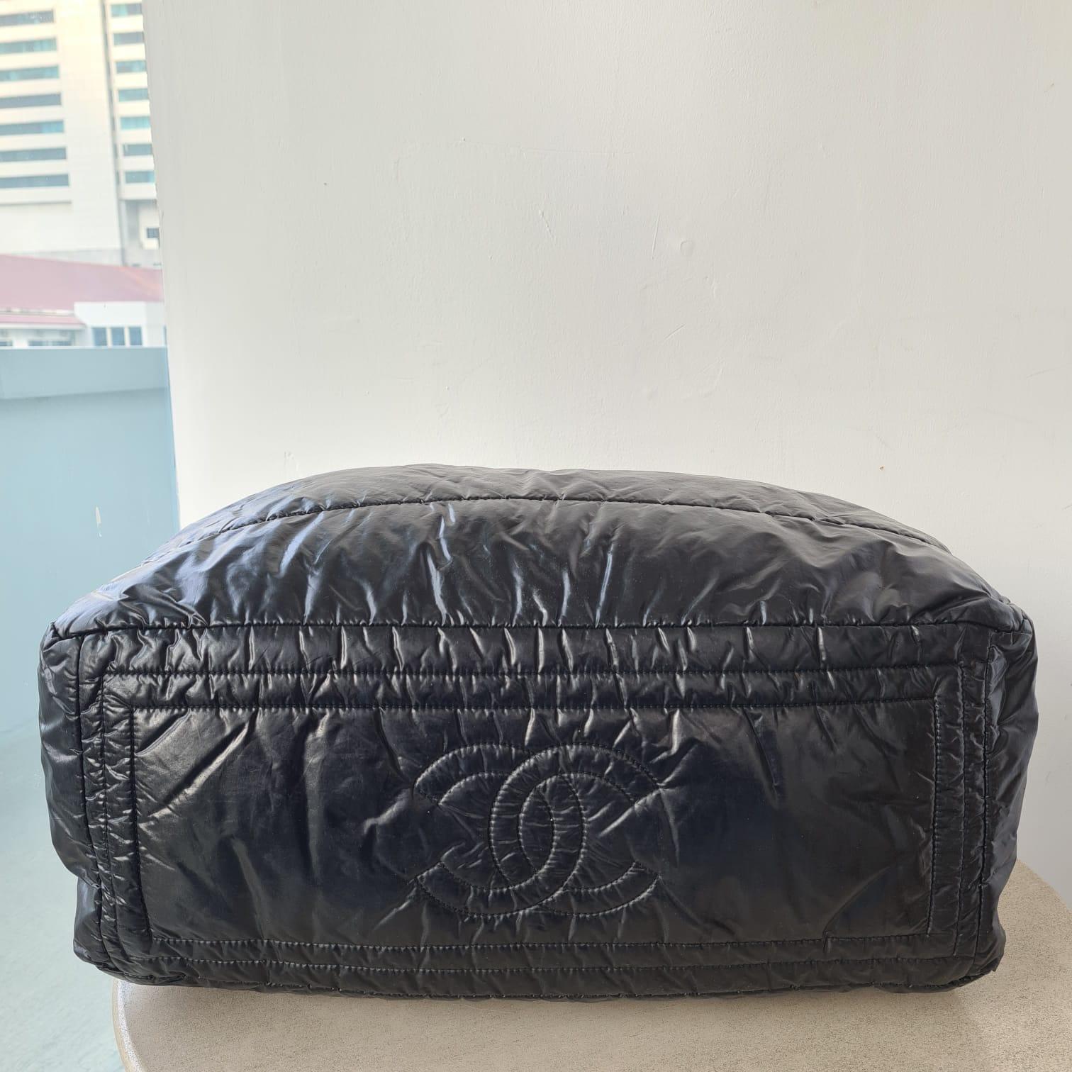 Chanel Black Nylon Quilted Cocoon Puffer Tote Bag For Sale at 1stDibs ...