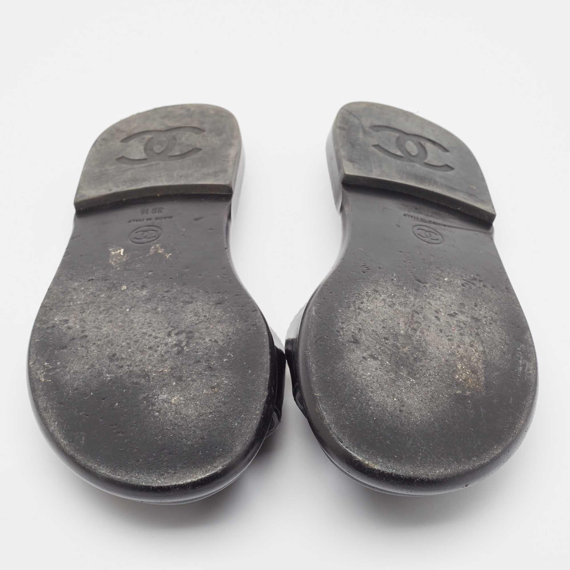 Chanel Black Patent Leather CC Flat Slides Size 39.5 For Sale at 1stDibs