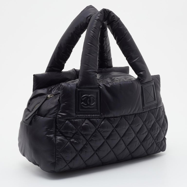 Chanel Schwarze gesteppte Coco Cocoon Puffer-Tasche aus Nylon im ...