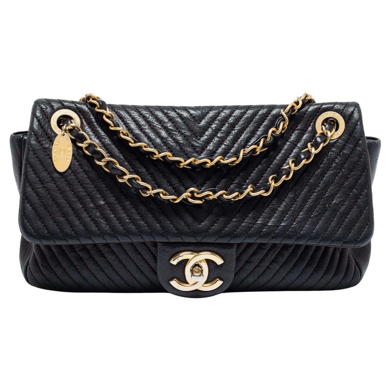 Chanel Black Surpique Chevron Leather Medium Flap Bag For Sale at 1stDibs