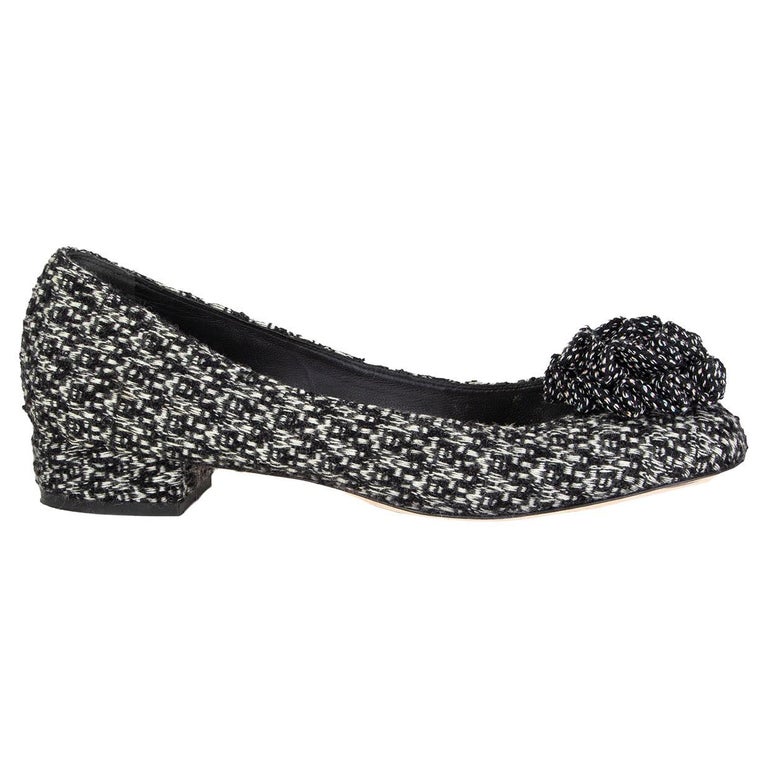 CHANEL black and white BOUCLE TWEED BLOCK HEEL Flats Shoes 40 For Sale ...