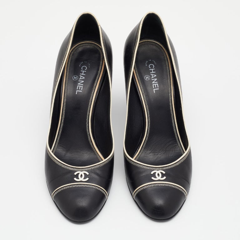 Chanel Black/White Leather CC Pumps Size 39 For Sale at 1stDibs