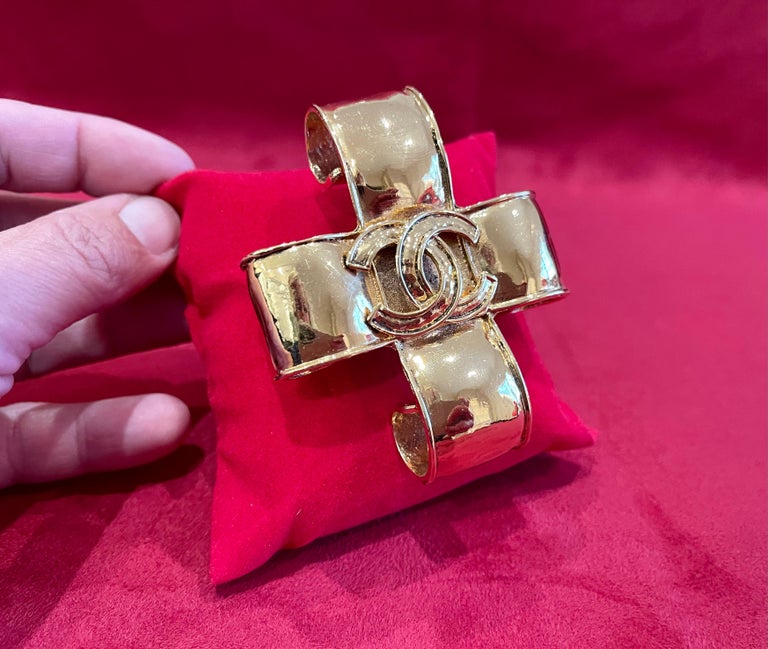 Chanel, Brooch CC For Sale at 1stDibs
