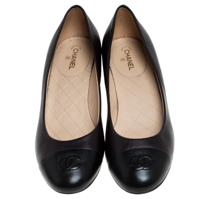 Chanel Brown/Black Leather CC Cap Toe Pumps Size 40 For Sale at 1stDibs
