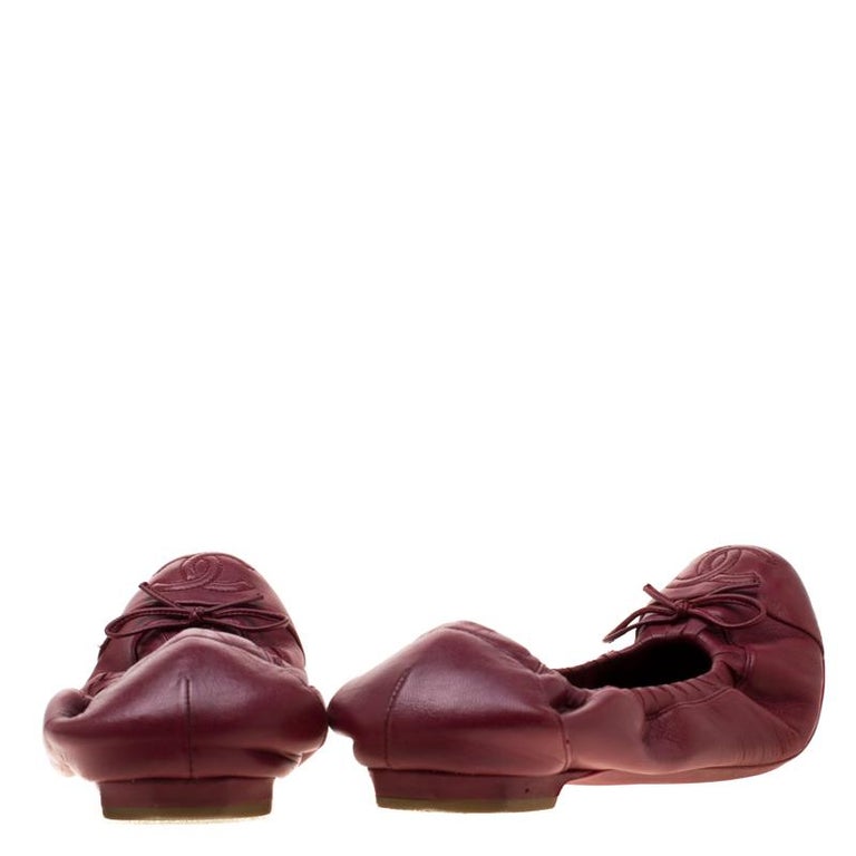 Chanel Burgundy Leather CC Bow Cap Toe Scrunch Ballet Flats Size 36 For Sale at 1stDibs